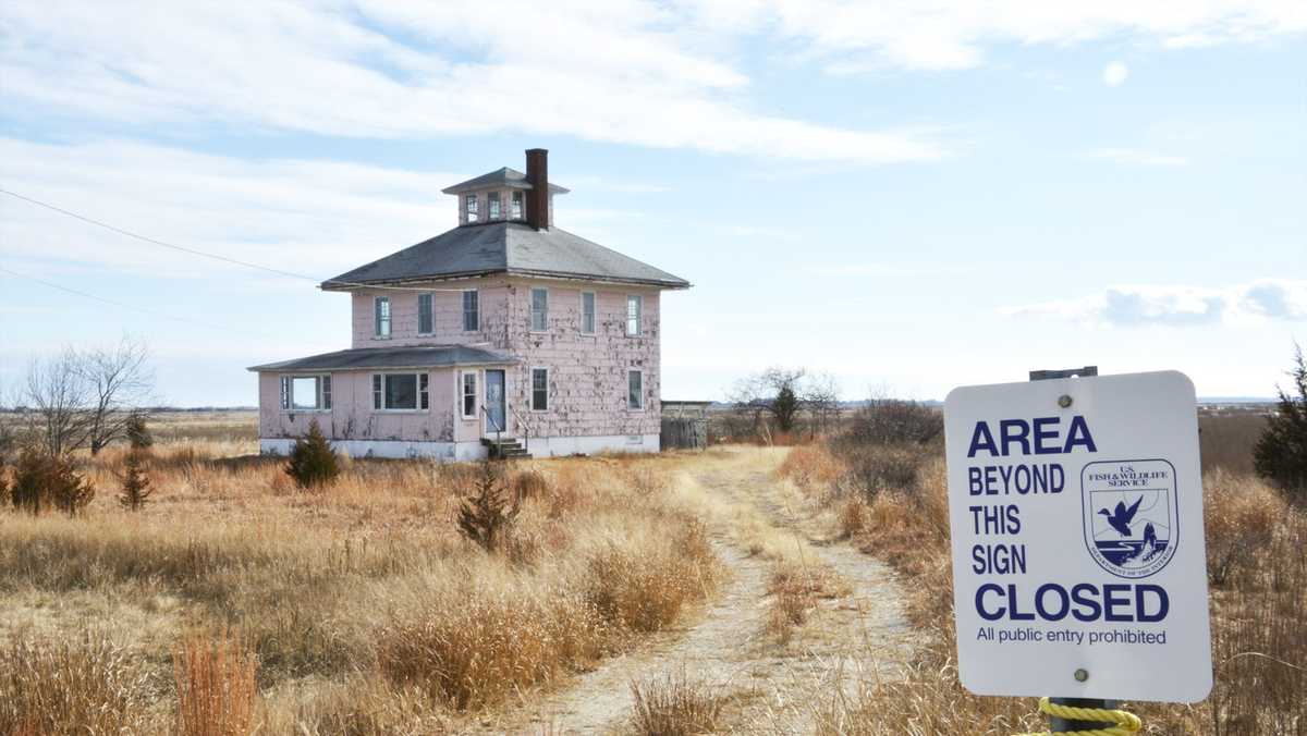 Iconic Mass. 'Pink House' faces needs new home or faces demolition