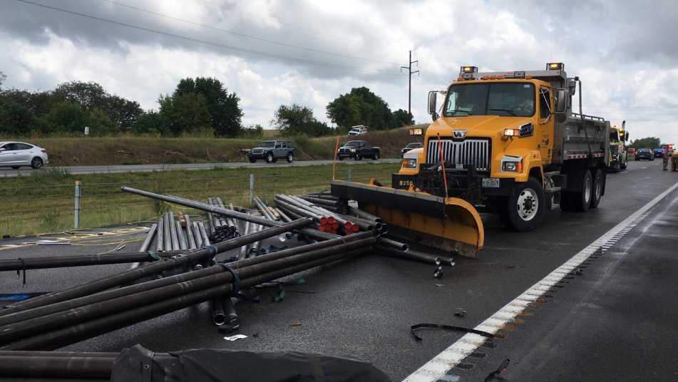I-35 north of Liberty back open after crash involving metal pipes