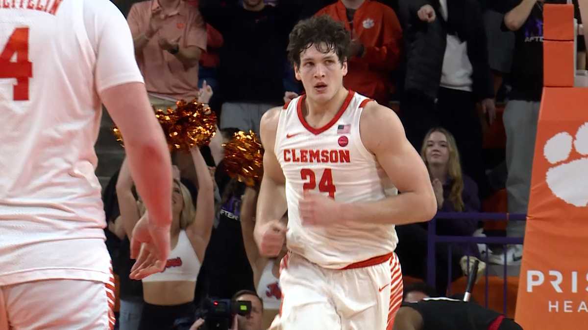 Clemson survives late rally from Louisville, 70-64
