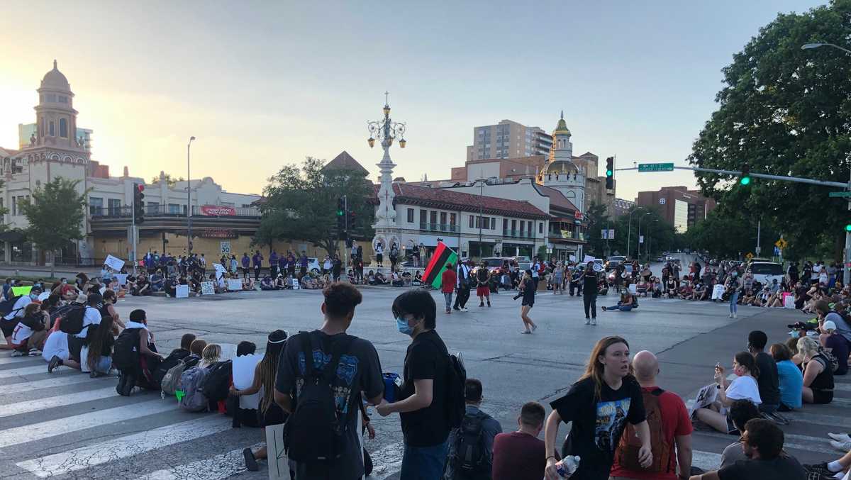 Protesters block streets, march through Country Club Plaza Thursday night