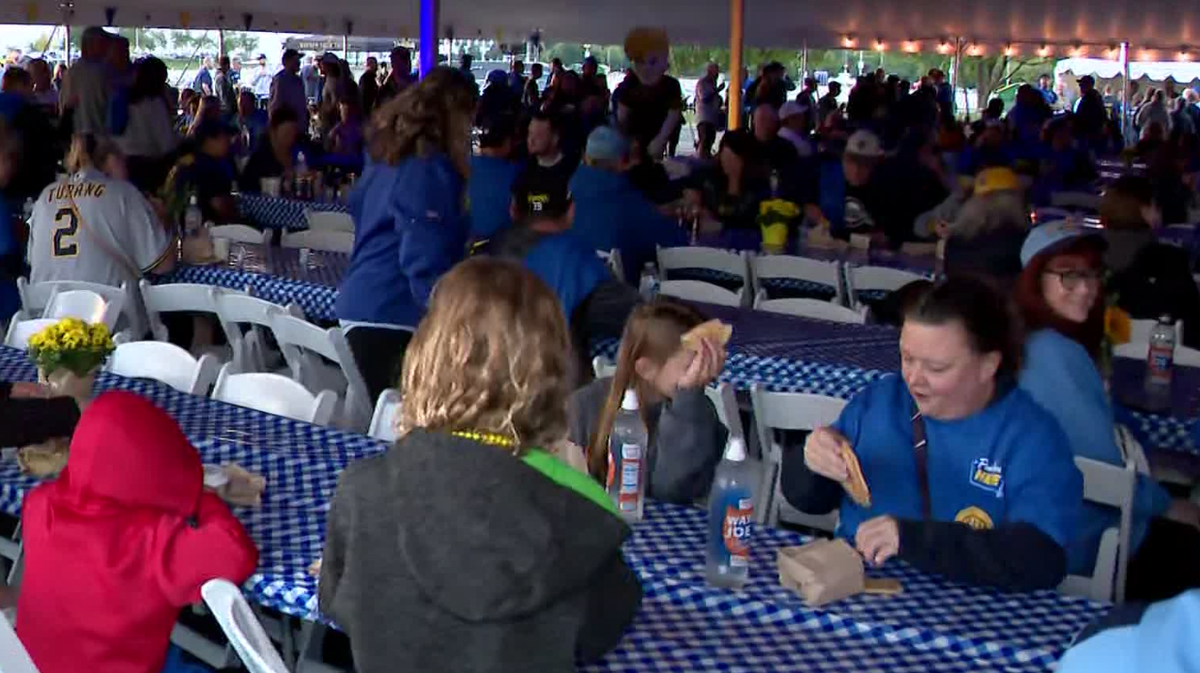 Brewers celebrate postseason push with pocket pancake breakfast