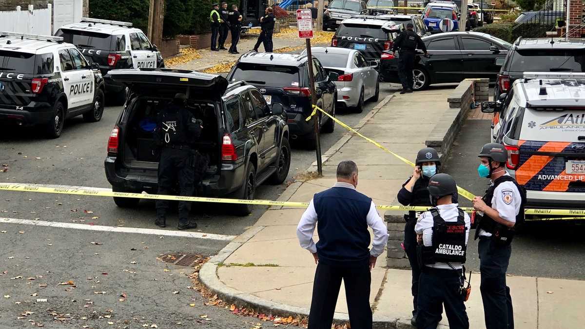 Police officer shoots armed man during Everett standoff, DA says
