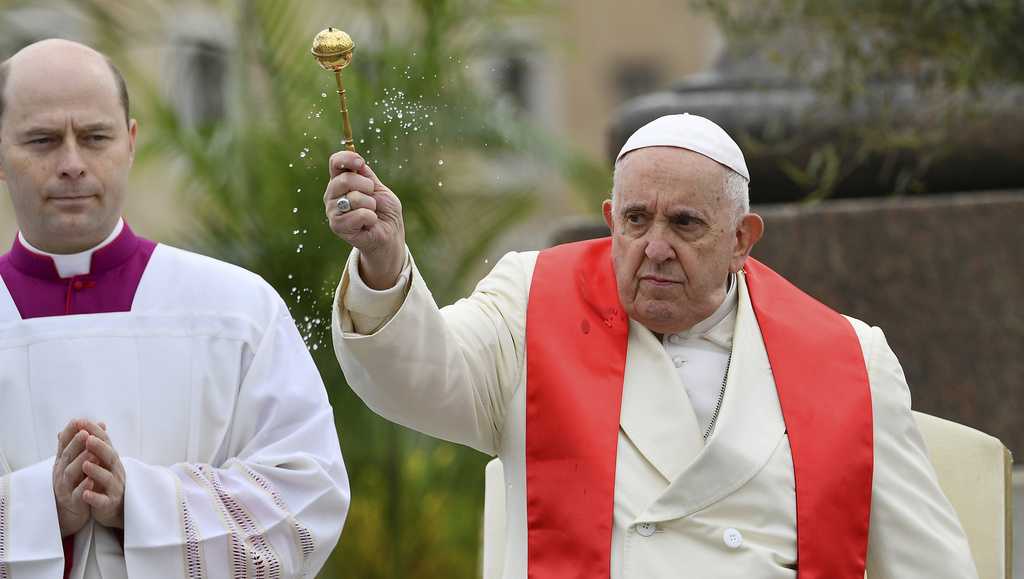 Rebounding Pope Francis marks Palm Sunday in Vatican square