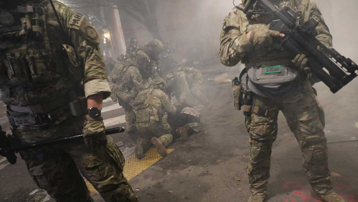 DHS to replace military-style uniforms for federal police officers