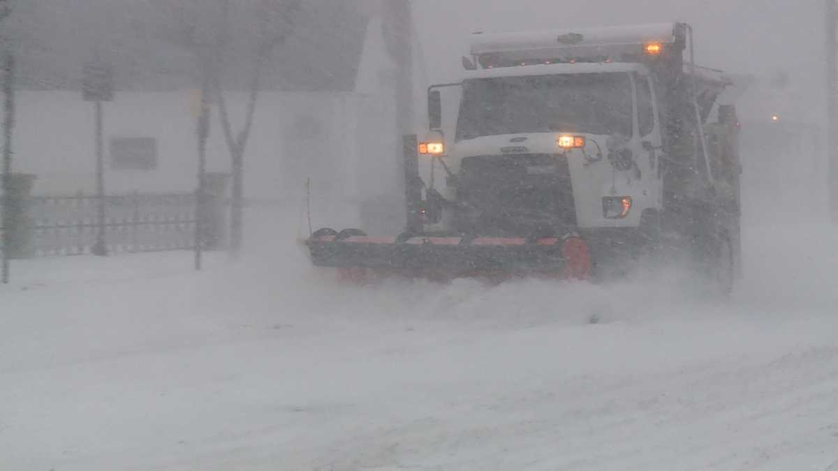 Blizzard closes most Portland businesses as people stay home