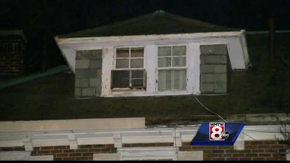 Woman lived a year inside home with sister's decomposing body