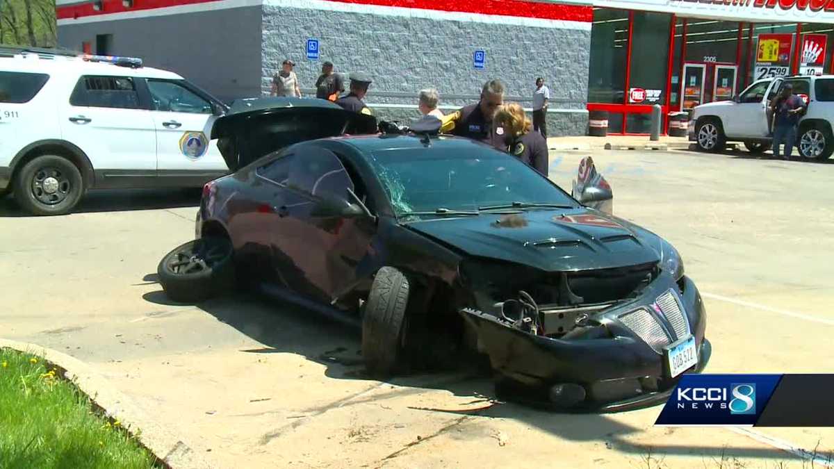 High-speed crash ends in attempted carjacking at metro AutoZone