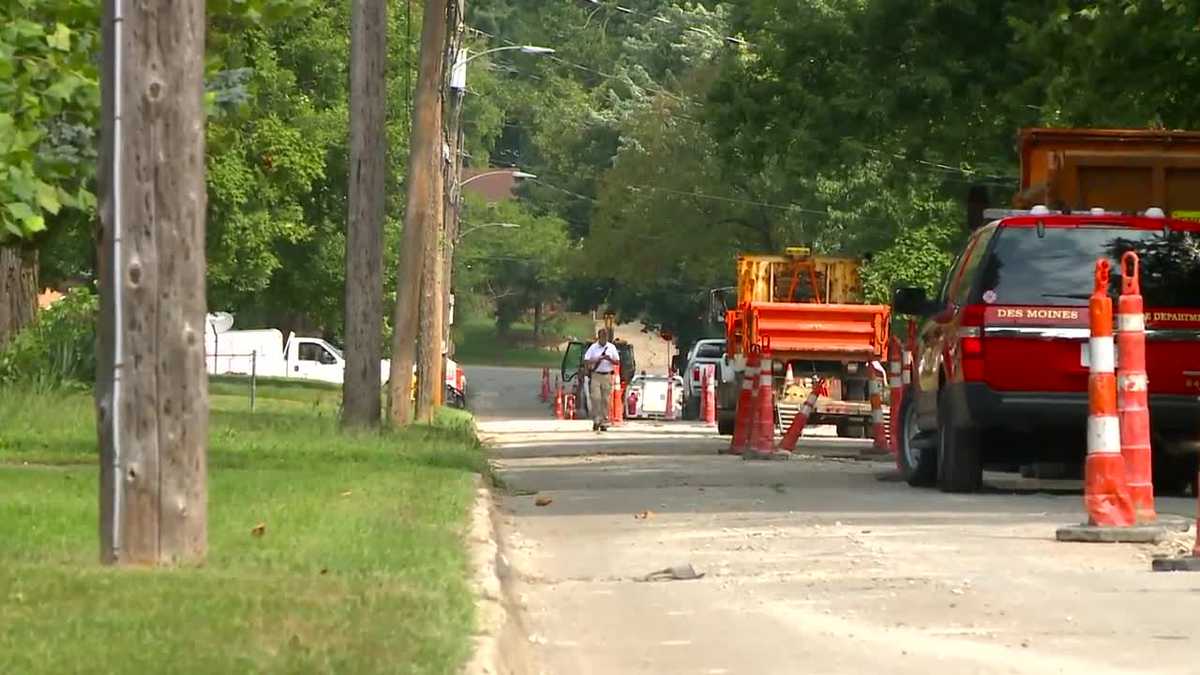 Ruptured gas line closes road near Herbert Hoover High School
