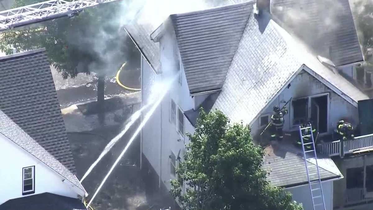 Firefighter suffers extensive burns in Everett apartment fire