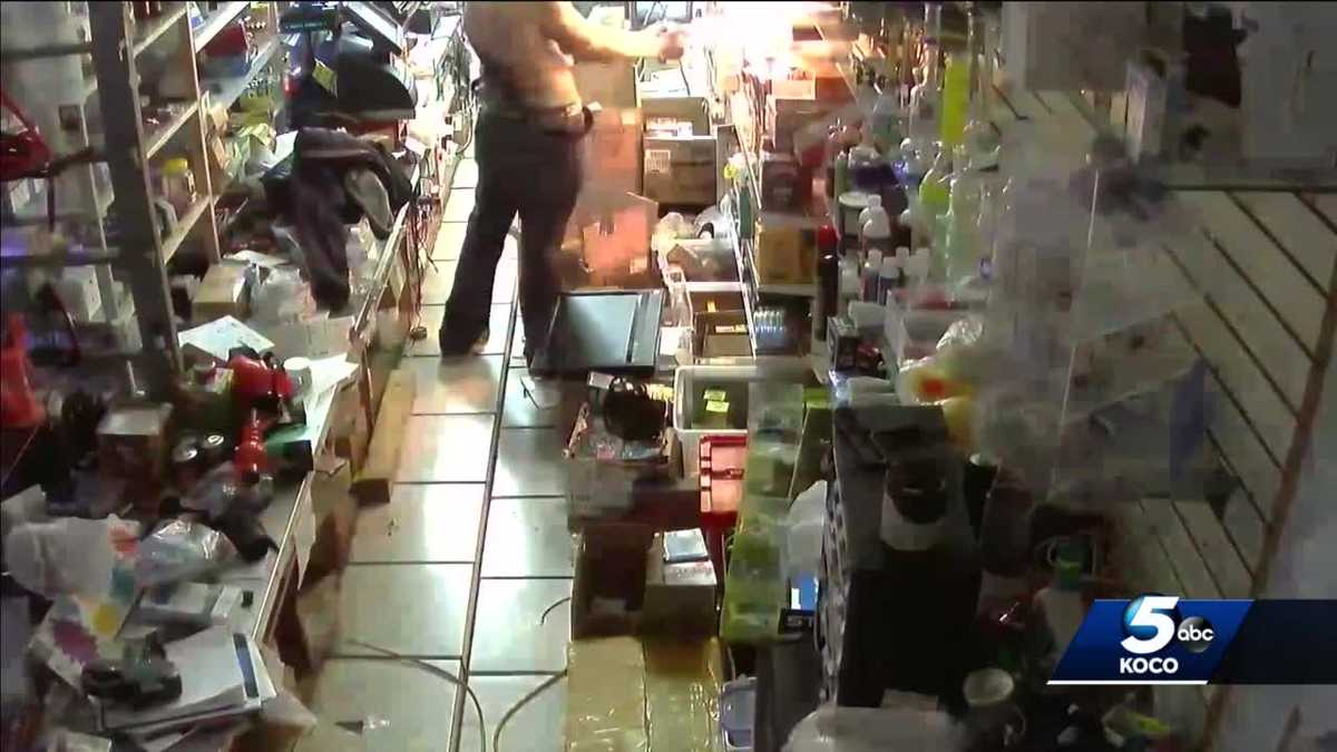 Man barricades himself in convenience store, sets it on fire