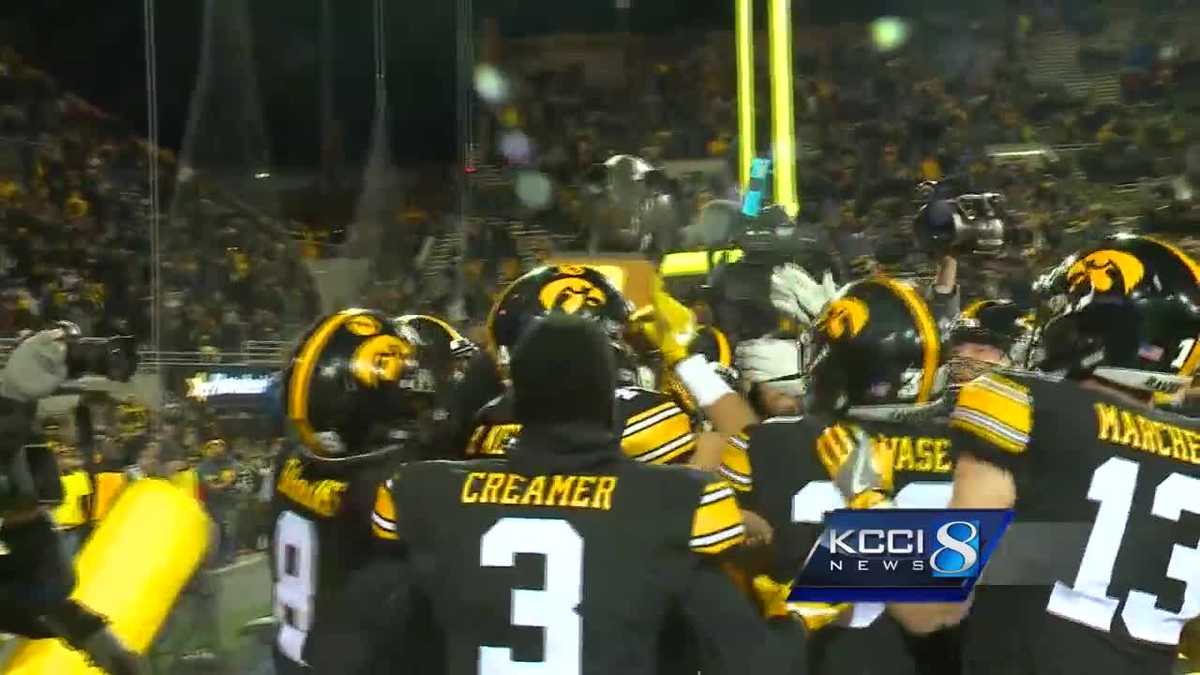 Stanley, Jewell combine to lead Iowa past Minnesota, 17-10