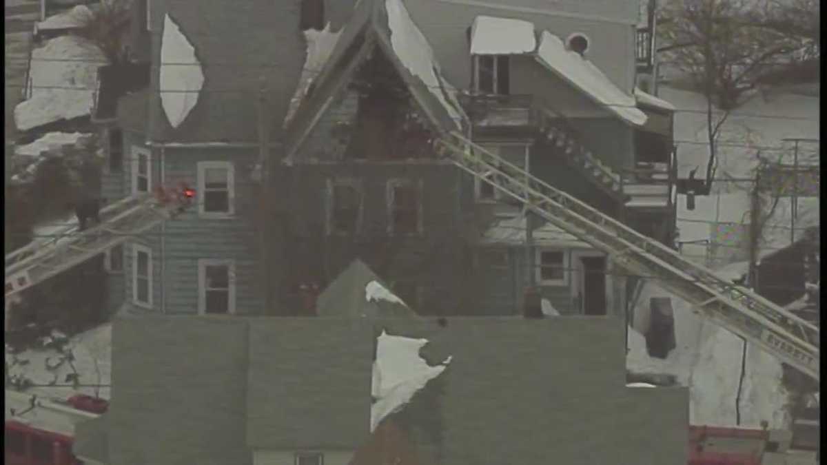 2-alarm fire breaks out in Everett home