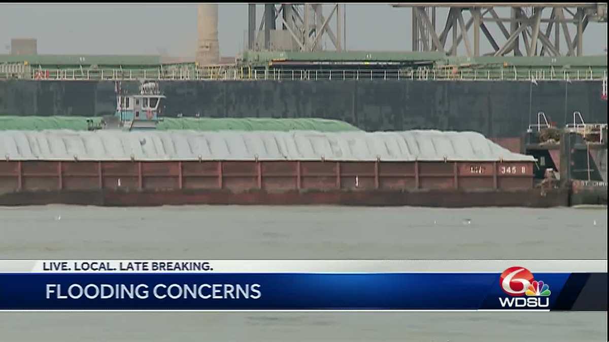 Flood fight intensifies on Mississippi River
