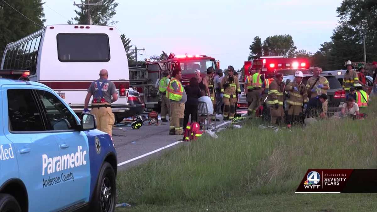 South Carolina: Church bus crash injures 18