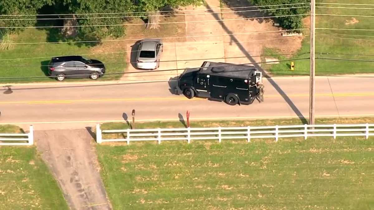3 arrested after standoff with U.S. Marshals, LMPD SWAT team off Cane ... 3 arrested after standoff with U.S. Marshals, LMPD SWAT team off Cane ...
