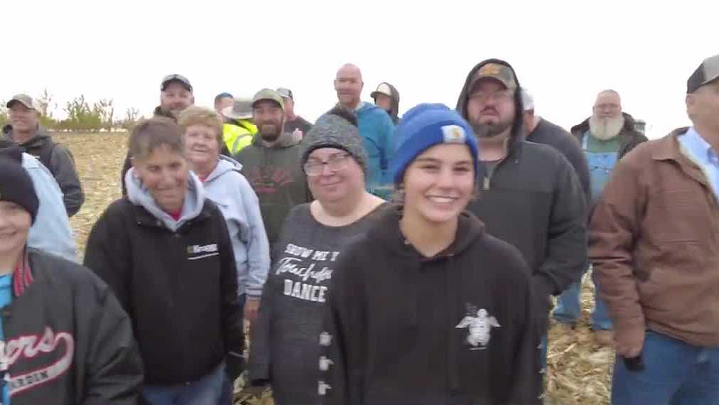 Neighbors help Iowa family harvest crops after farmer’s death