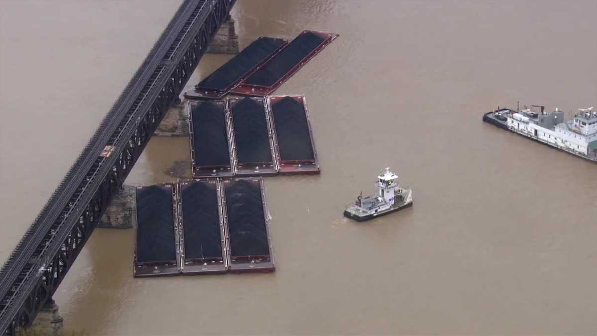 Barges break loose on Ohio River, get stuck at 14th Street Bridge