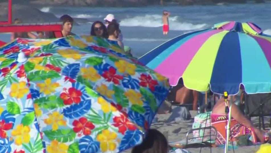 Umbrella safety: Choosing the safest beach umbrella