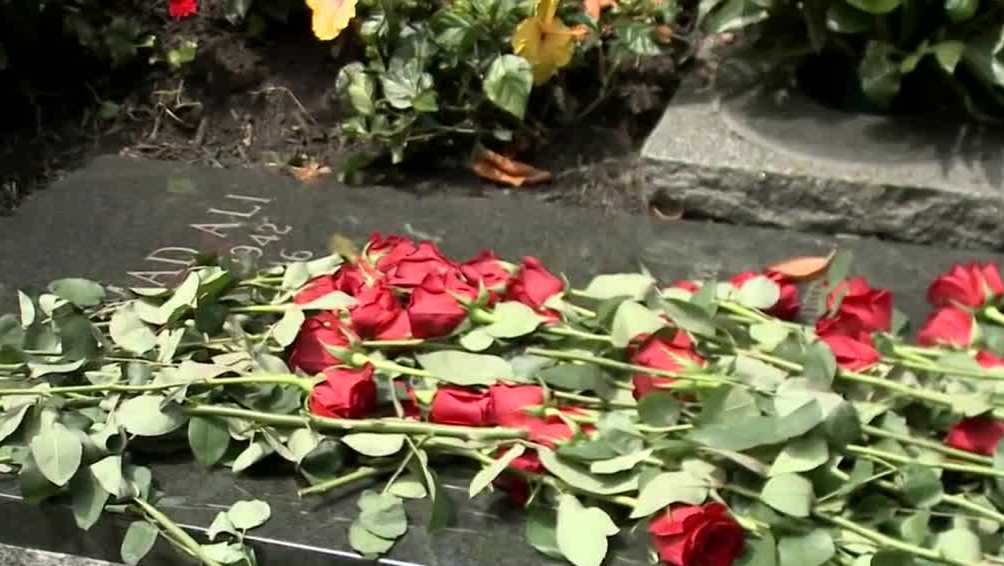 Muhammad Ali's grave adorned with roses on 8th anniversary of his death