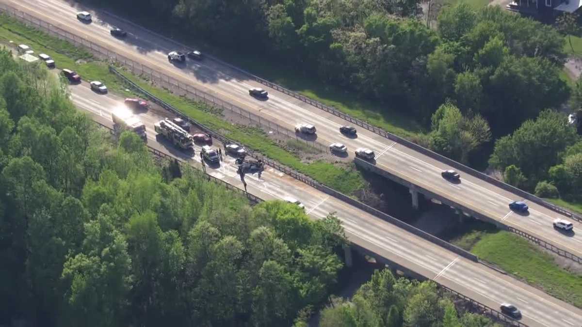 All lanes of Gene Snyder eastbound blocked due to crash
