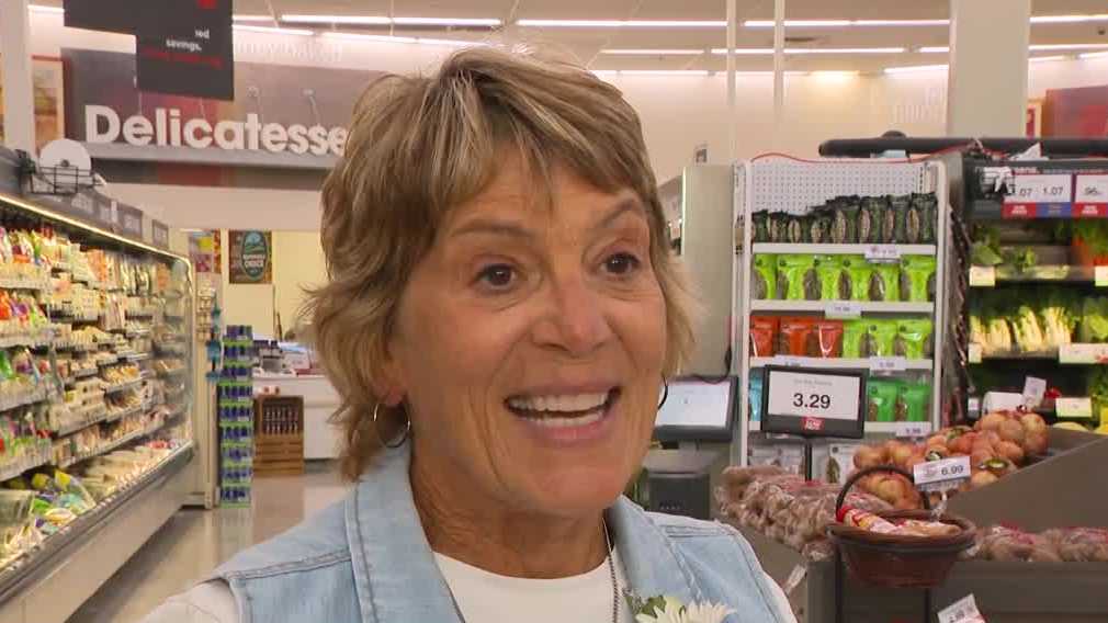 Iowa Hy-Vee employee honored with top customer service award