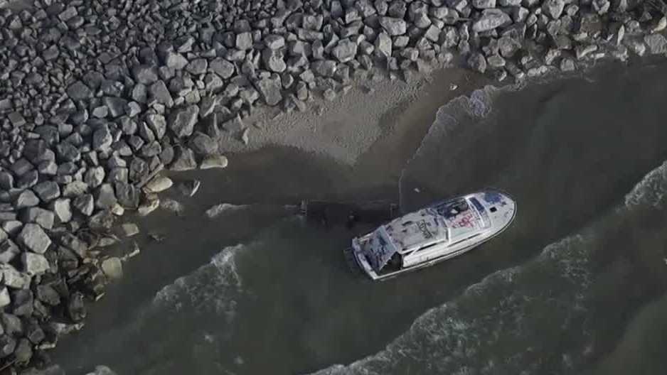 2 boats stuck near Milwaukee’s lakefront after salvage attempt