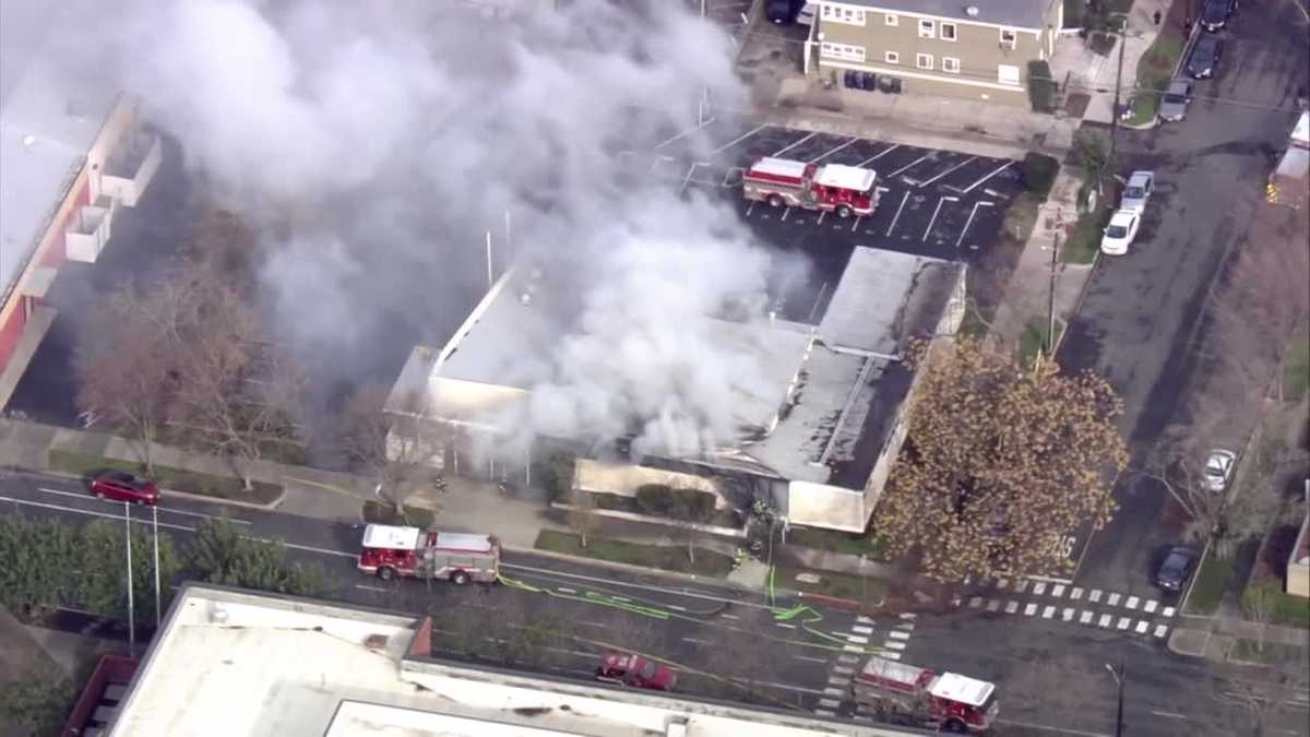 Crews battle commercial fire at building in midtown Sacramento