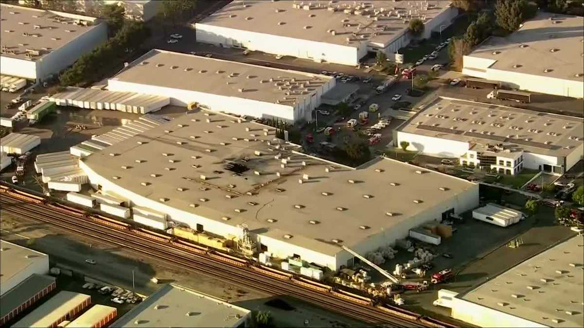 2 dead, 10 hospitalized after small plane crashes in Southern California
