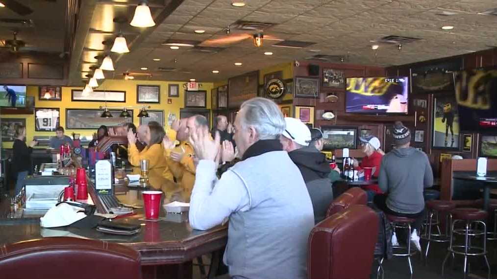 Sweet win: Hawkeye fans cheer on winning women’s team