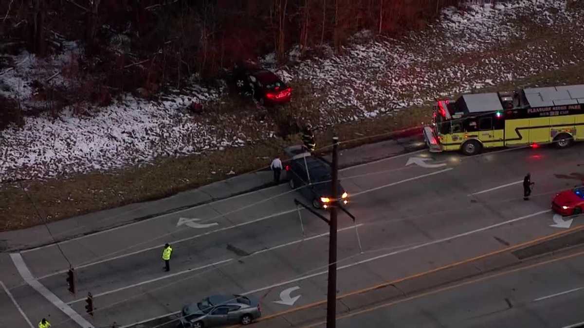 Lmpd 1 Person Killed After Car Runs Red Light Crashes Into Another