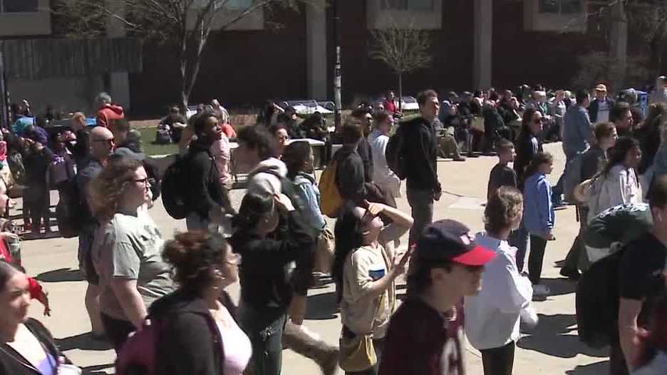 Near-total eclipse draws thousands in Milwaukee to look up