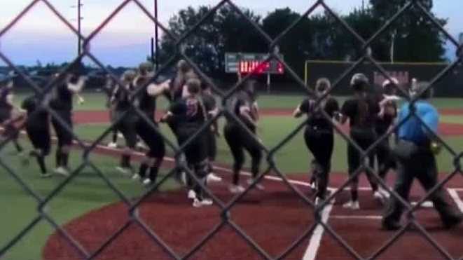 Walk-off win makes history for Grinnell softball
