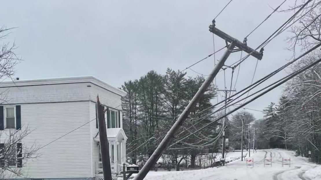 Snowstorm leaves tens of thousands without power