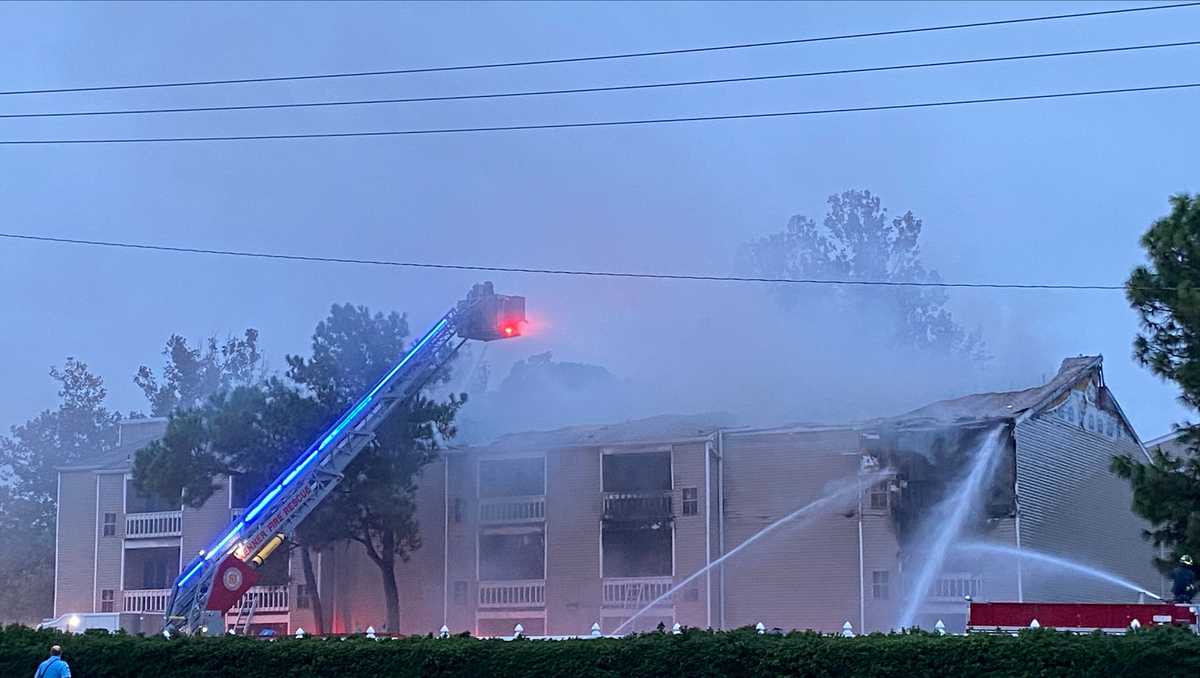 Kenner firefighters battle apartment building fire