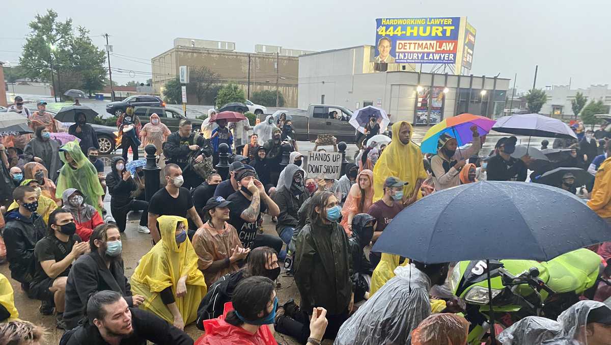 Rain does not stop hundreds of people on night 8 of Louisville protests