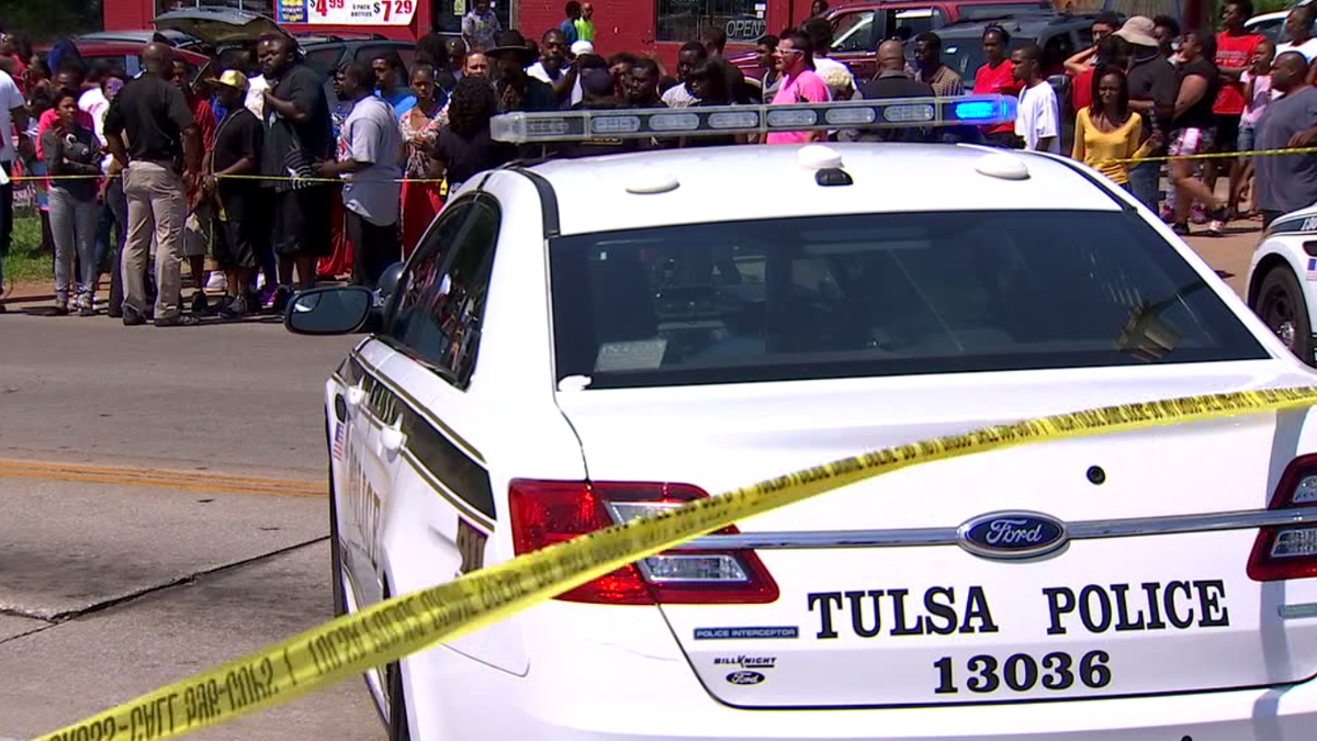 Tulsa law officers kill man, sparking street protest