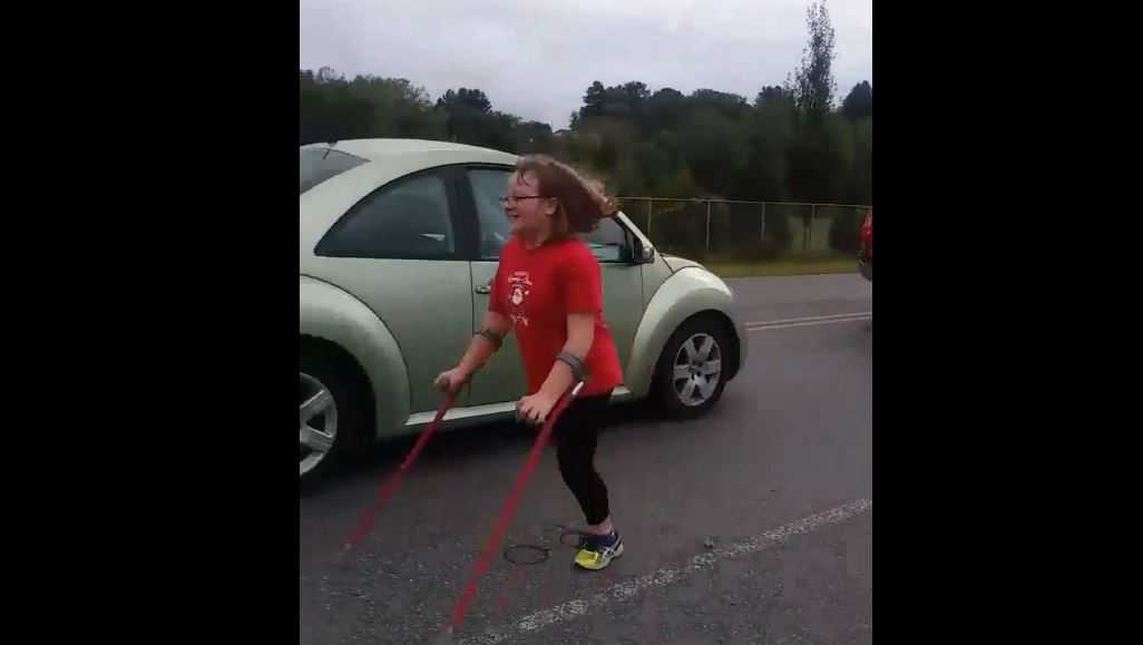 13-year-old girl with just one leg finishes 5K race with a big smile on ...