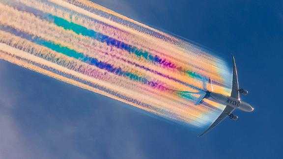 Here's why planes sometimes leave a rainbow trail