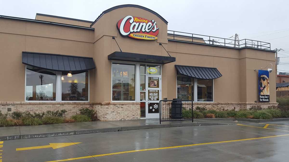 Fast-food worker fired after she’s caught on camera stirring tea with ...