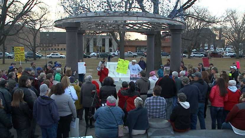 Hundreds of public employees rally for bargaining rights