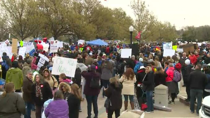 Local Oklahoma teachers rally at the capitol