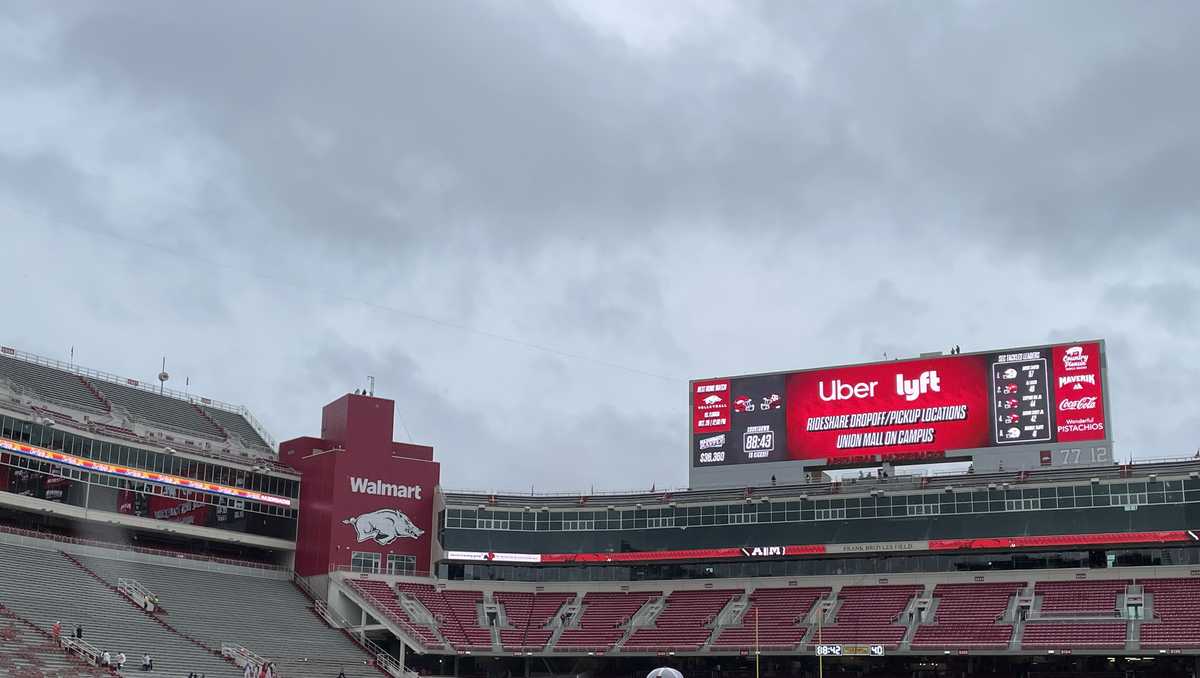 Razorbacks trail Aggies in fourth quarter