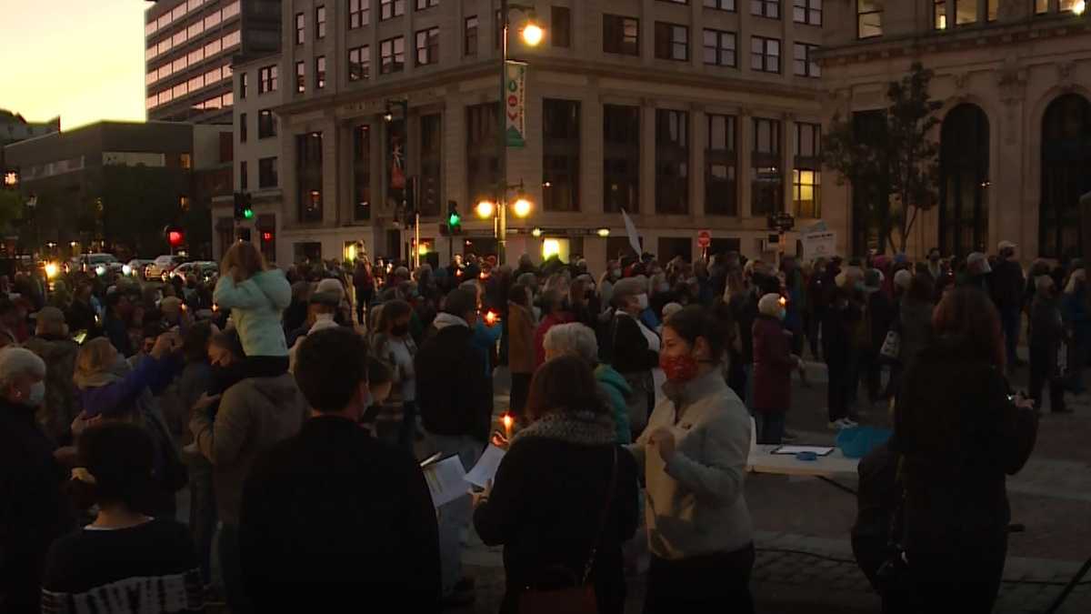 Hundreds honor the life and legacy of Ruth Bader Ginsburg during ...