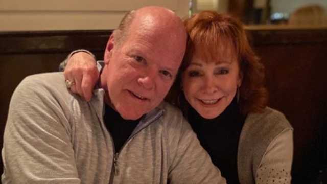 Reba McEntire announces she's dating actor Rex Linn