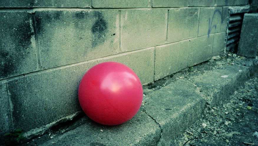 Red balloons, associated with terrifying sewer-dwelling clown, pop up ...