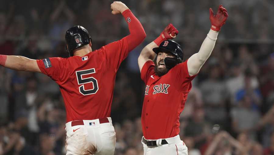 Red Sox mount late-innings rally, beat Reds in finale