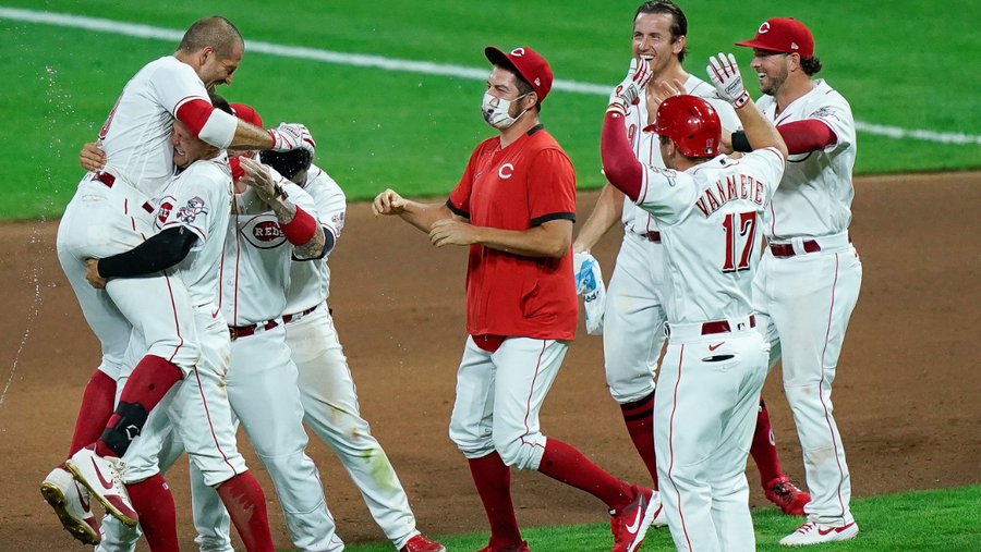 Votto's double in 10th lifts Reds over streaking Royals 6-5