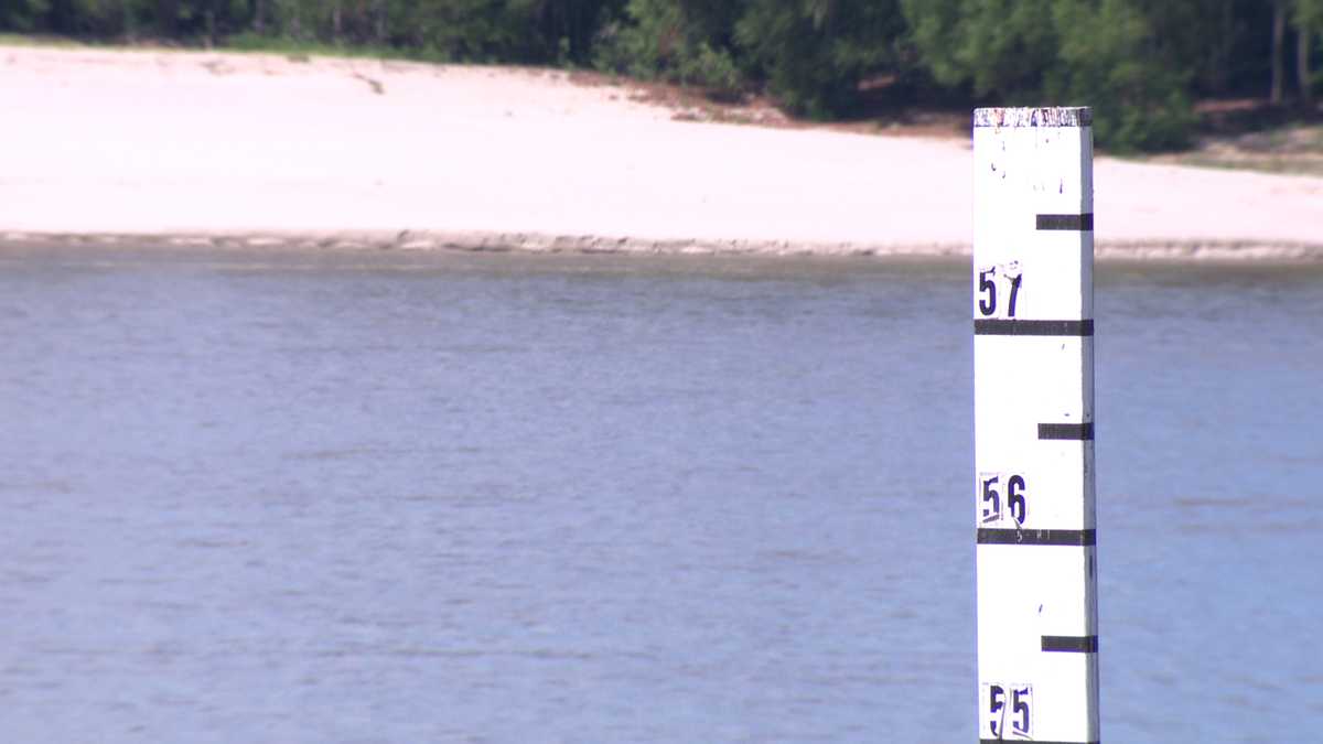 Mississippi River showing effects of long dry stretch