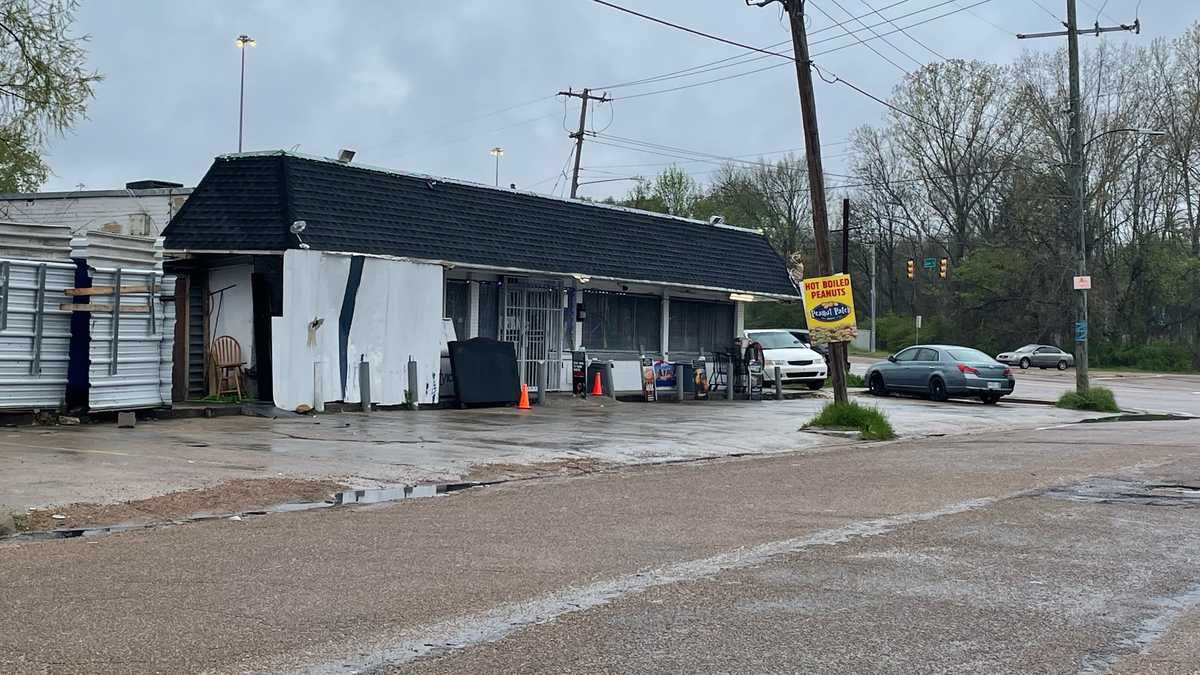 Man armed with knife shot and killed at convenience store, JPD says