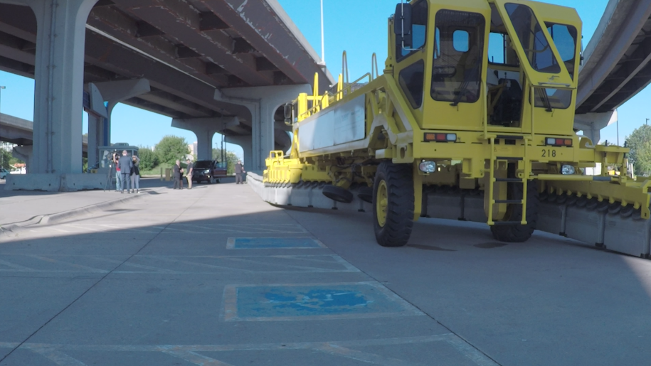Governor Ricketts demos Lindsay Corporation Road Zipper System